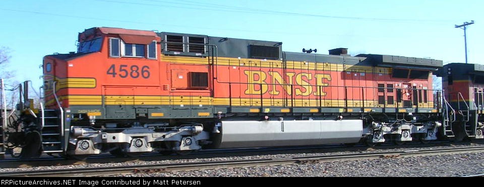 BNSF 4586